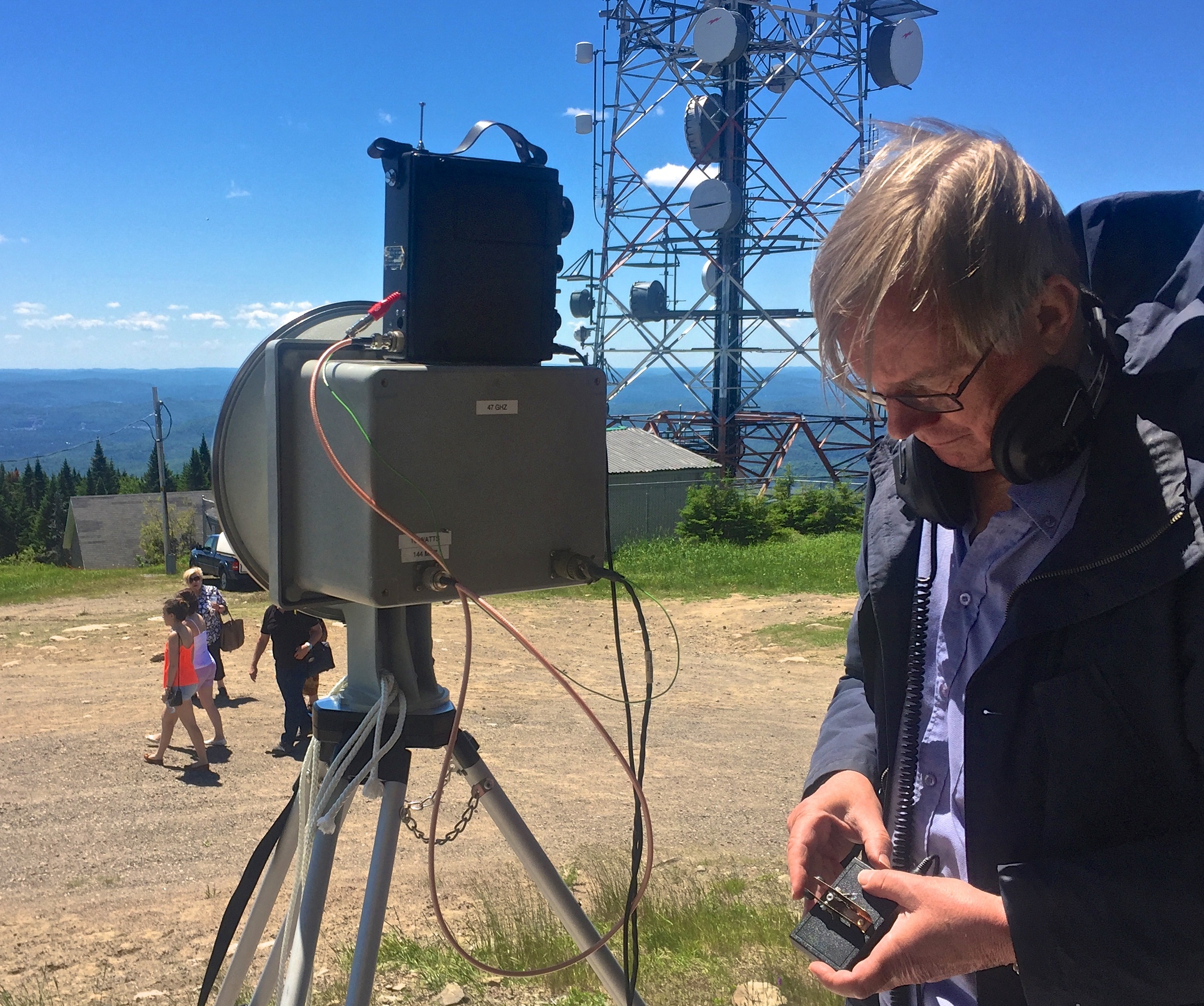 New Microwave, UHF Distance Records Set on Same Day